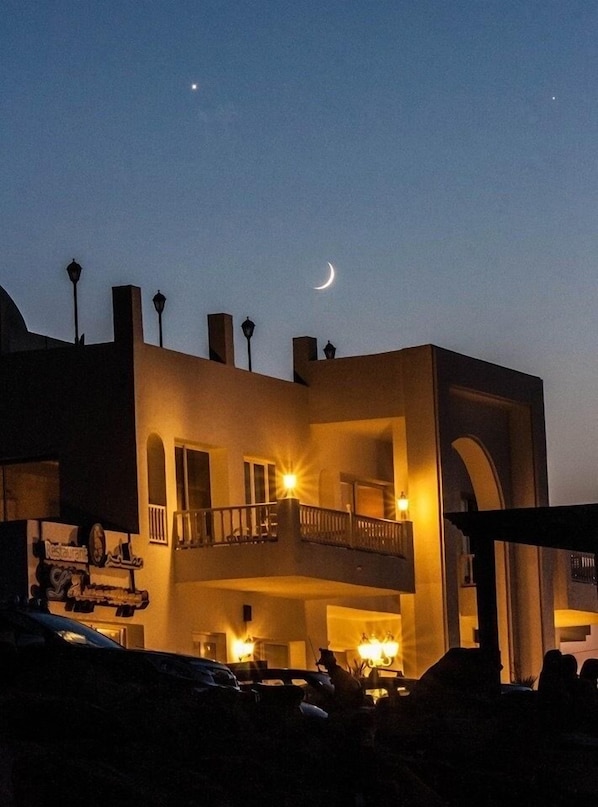 Fachada do alojamento (tarde/noite)