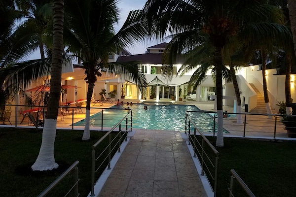 Piscina exterior, espreguiçadeiras