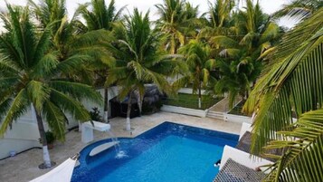 Piscina exterior, espreguiçadeiras 