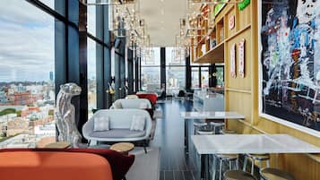 Este bar no terraço do hotel