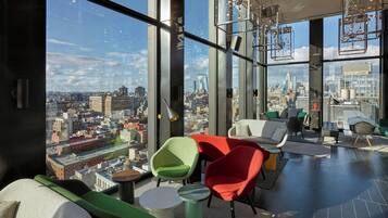 Este bar no terraço do hotel