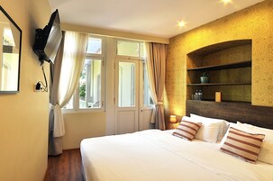 Quarto casal básico, hipoalérgico, vista para o pátio | Roupas de cama premium, cofres nos quartos, escrivaninha