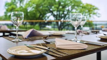 Almoços e jantares servidos, incluindo cozinha regional