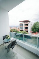 Quarto Duplo Familiar, 2 camas queen-size | Sala de estar | Televisor de 32 polegadas com canais por cabo, piso aquecido 