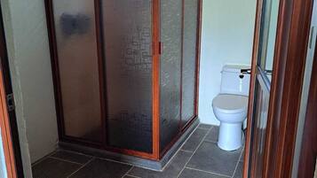 Cabana de Madeira Tradicional, banheira de hidromassagem grande | Casa de banho | Um polibã, toalhas fornecidas