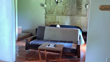 Cabana de Madeira Tradicional, banheira de hidromassagem grande | Sala de estar | Lareira