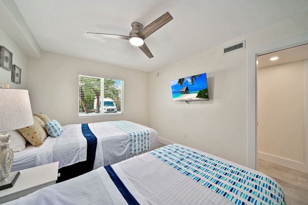 Sunshine And Sea Breezes! - Sanibel, FL