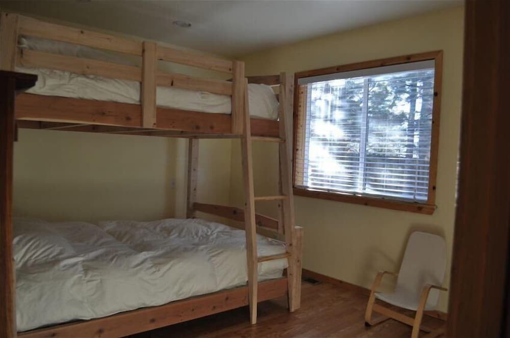 Blue Heaven - North Tahoe Cabin - Ideal Location, Sleeps 8 - Lake Tahoe