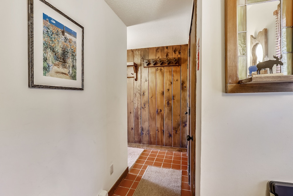 Sunrise Cambridge 101 Ski To And From This Wonderful Condo Next To The Best Sports Center In Killington. - Killington, VT