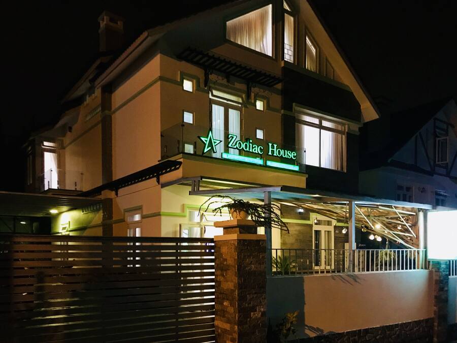 Fachada do alojamento (tarde/noite)