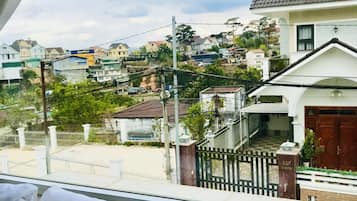 Quarto casal básico, vista para a colina | Vista para a rua