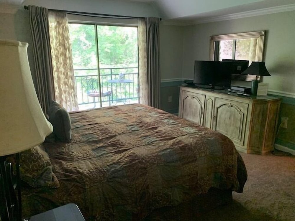 Two Bedroom Condo Sleeps 4 Persons - Gatlinburg, TN