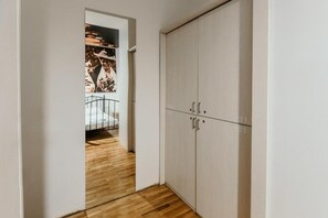 Quarto Duplo Básico (Sophie Franz) | Cofre no quarto, secretária, quartos insonorizados 