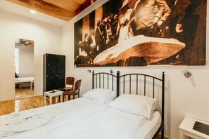 Twin bedroom, shared bathroom (Franz Ferdinand) | Cofre no quarto, secretária, quartos insonorizados 