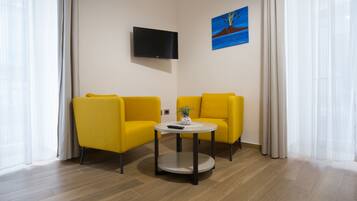 Quarto Duplo ou Twin Deluxe, varanda | Sala de estar | TV de ecrã plano