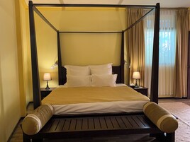 Quarto Deluxe (with Free Return Airport Transfer) | Roupa de alta qualidade, minibar, secretária 