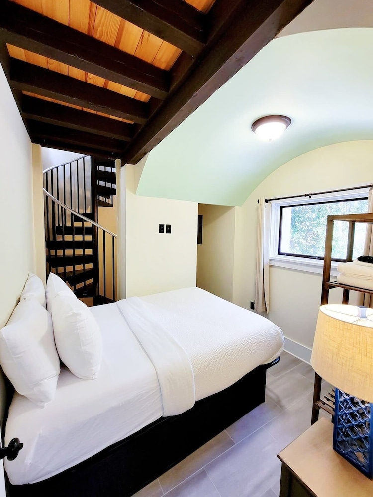 Perfect Location In Downtown Charleston - Charleston, SC