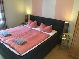 Quarto família | Edredons de pluma, frigobar, individualmente decorados