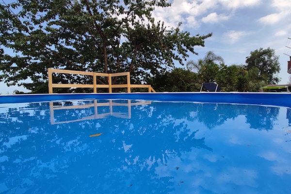 Piscina exterior, espreguiçadeiras