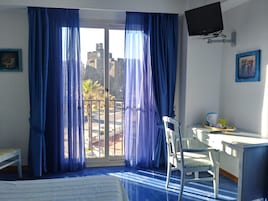 Quarto casal superior, vista para o mar | Frigobar, cofres nos quartos, escrivaninha, cortinas blackout