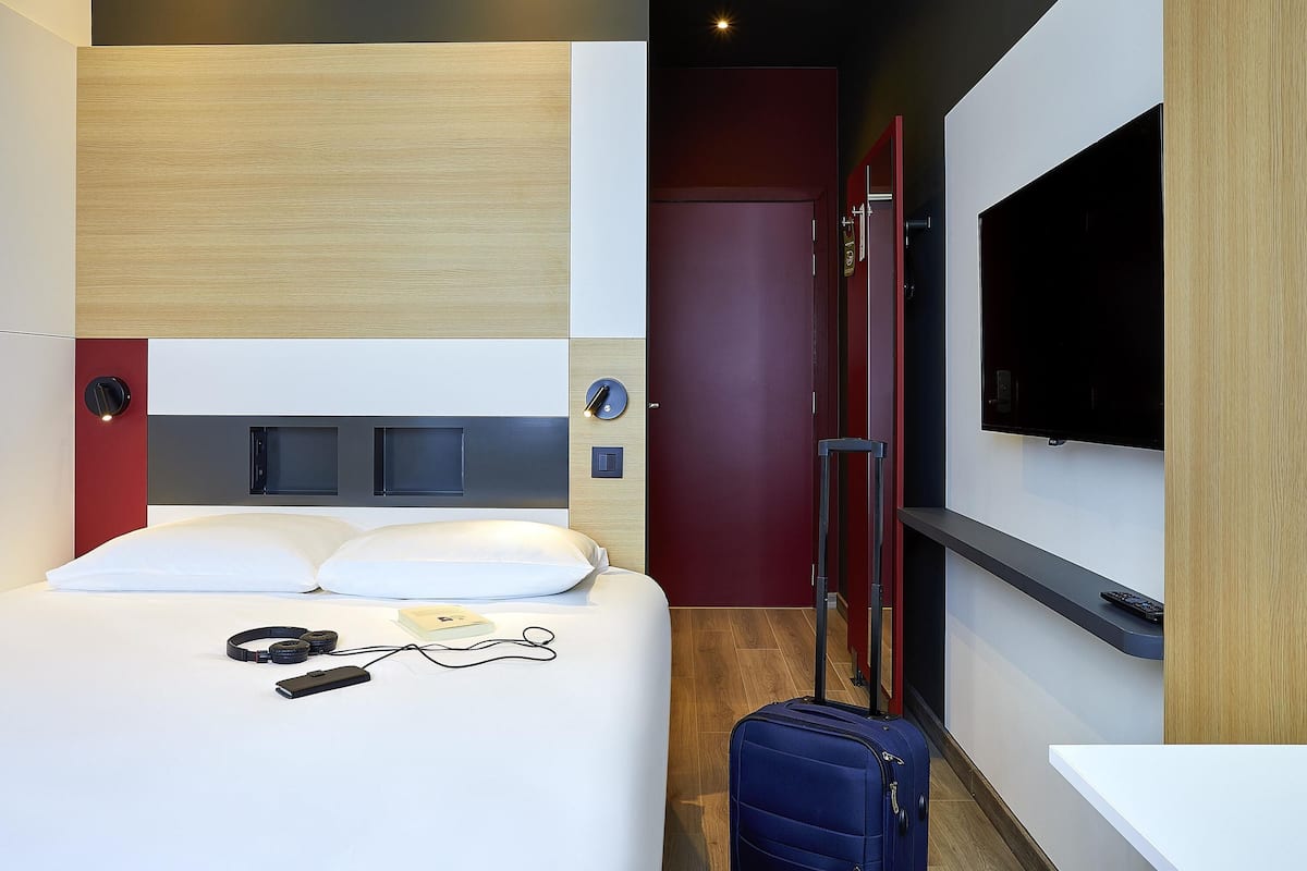 Escrivaninha, berços grátis, Wi-Fi de cortesia, roupa de cama