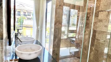 Quarto Familiar | Lavatório na casa de banho