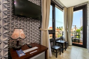 Quarto Duplo Deluxe, varanda | Minibar, secretária, cortinas/cortinados opacos, Wi-fi grátis 