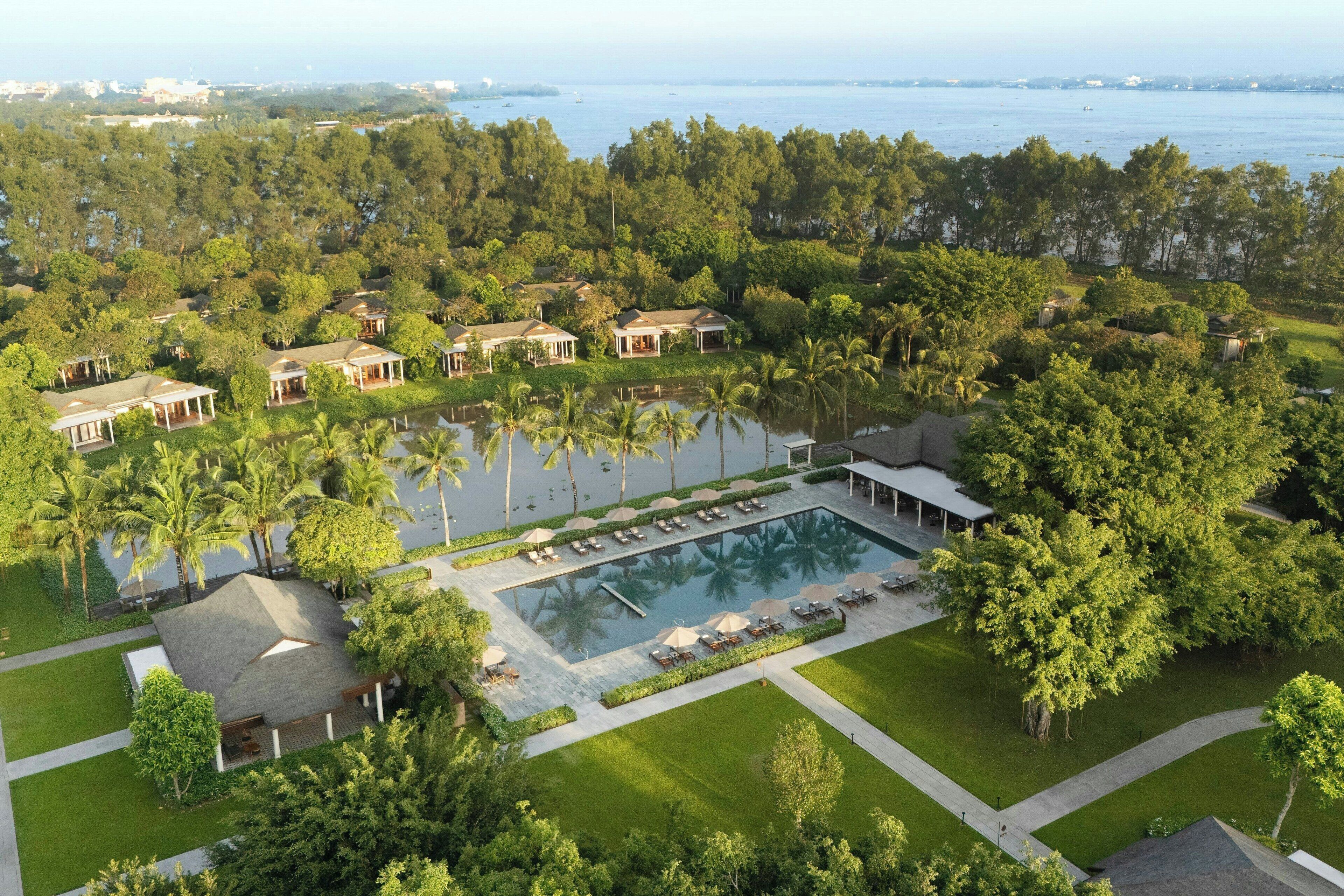 Piscina externa, funciona das 6h às 21h, espreguiçadeiras