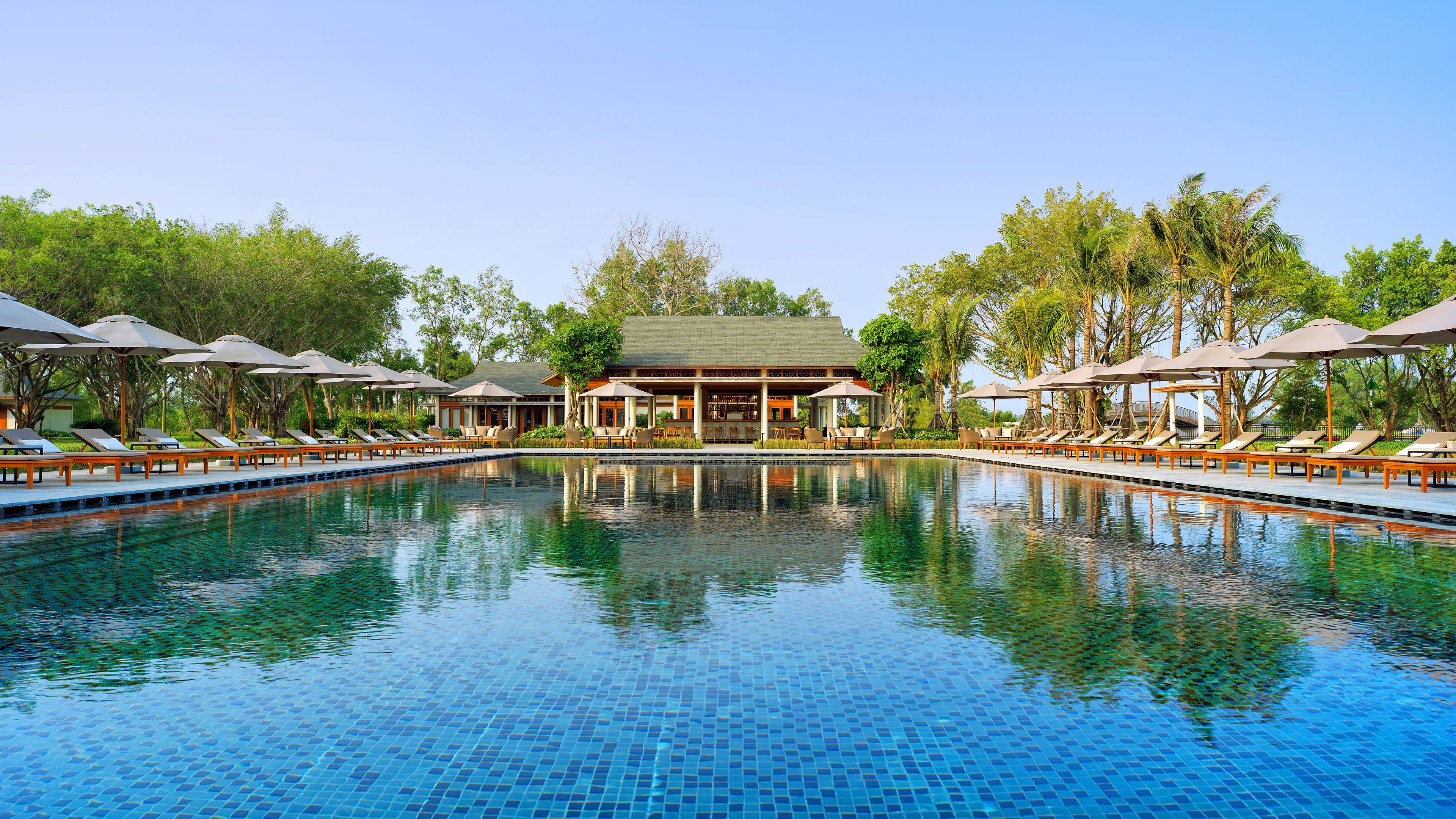 Piscina externa, funciona das 6h às 21h, espreguiçadeiras