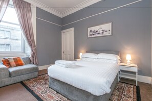 Apartamento de Luxo, 3 quartos, Vista para a cidade | 1 quarto, roupa de alta qualidade, secretária, ferro/tábua de engomar 