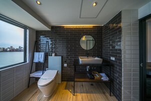 Quarto Duplo Deluxe, vista para o porto | Comodidades da casa de banho | Uma banheira, um secador de cabelo, toalhas fornecidas, sabão 