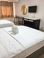 Quarto Familiar | Secretária, Wi-fi grátis, roupa de cama fornecida 