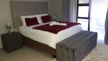 Quarto executivo, vista para o jardim | Escrivaninha, Wi-Fi de cortesia