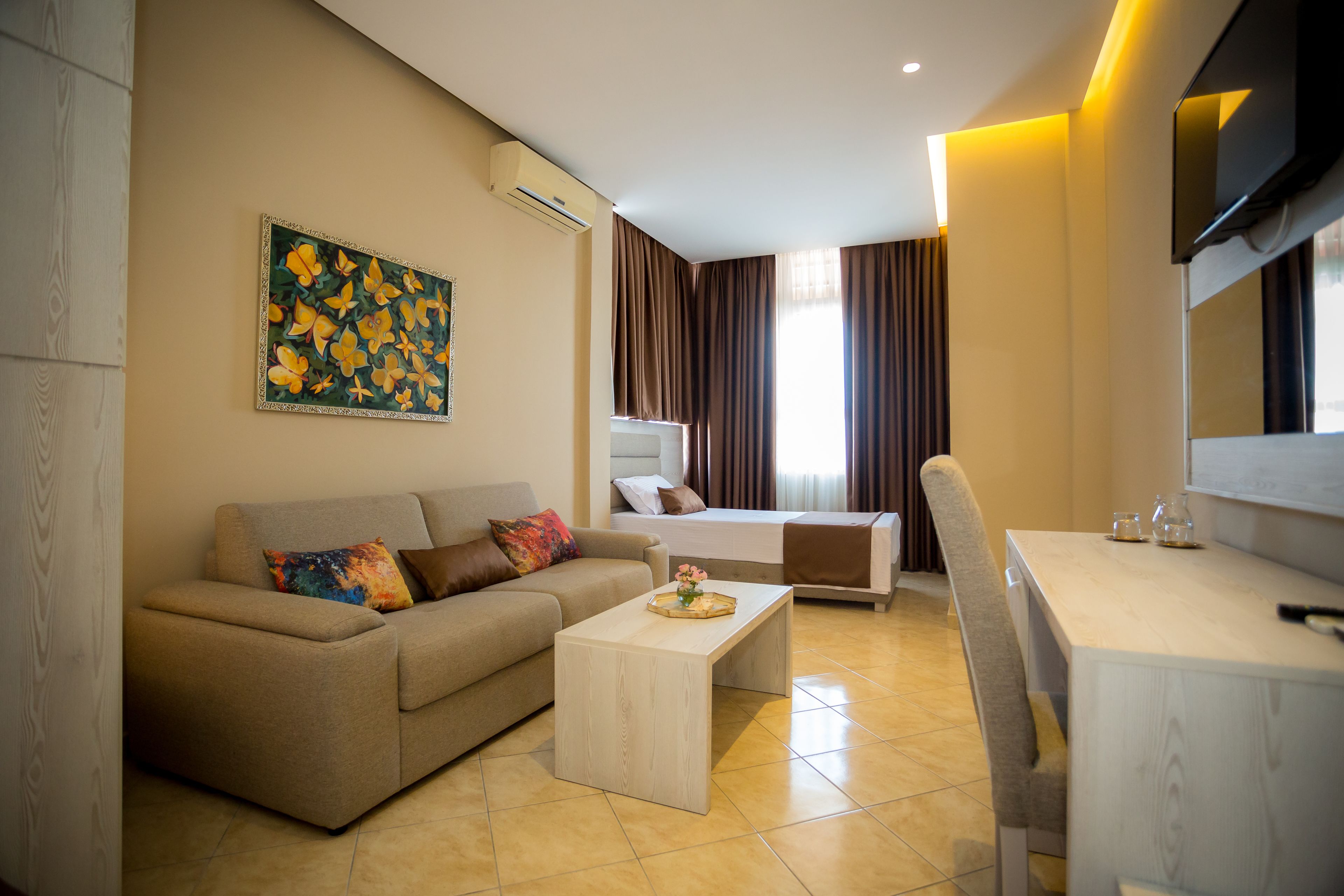 Roupa de alta qualidade, minibar, secretária 