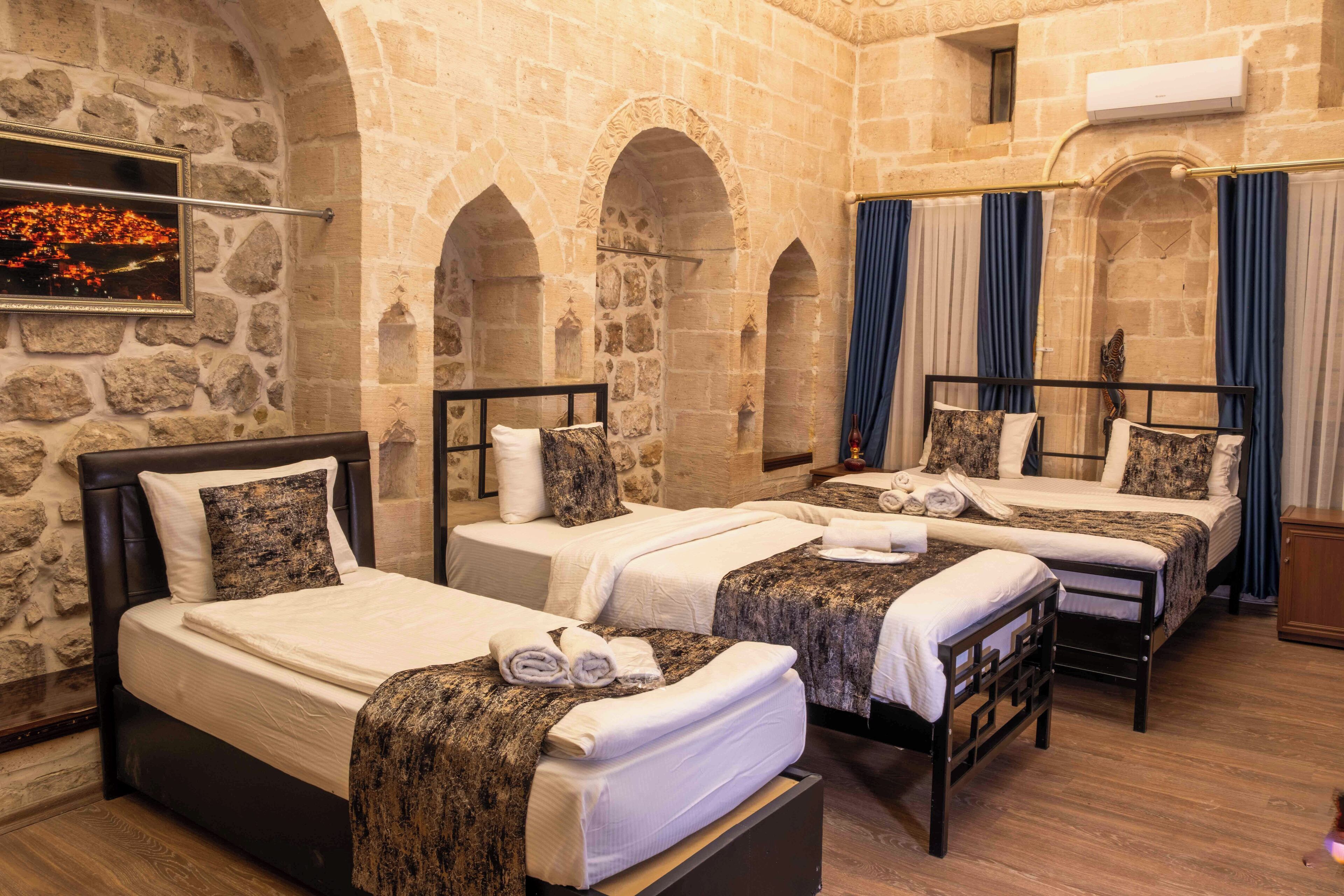 Quarto Quádruplo Tradicional, várias camas, não fumadores, junto ao pátio | Secretária adequada para computadores portáteis, Wi-fi grátis 