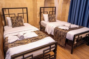 Quarto Duplo ou Twin Económico, 1 quarto, no rés do chão | Secretária adequada para computadores portáteis, Wi-fi grátis 