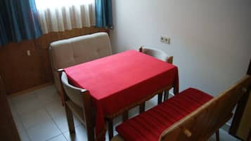 Quarto casal básico (Basement) | Opções para refeição no quarto