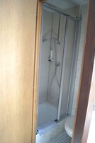 Quarto Twin | Casa de banho | Um secador de cabelo, toalhas fornecidas, champô, papel higiénico
