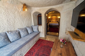 Deluxe Cave Suites | Sala de estar | Televisor de ecrã plano de 82 cm com canais via satélite, televisor 
