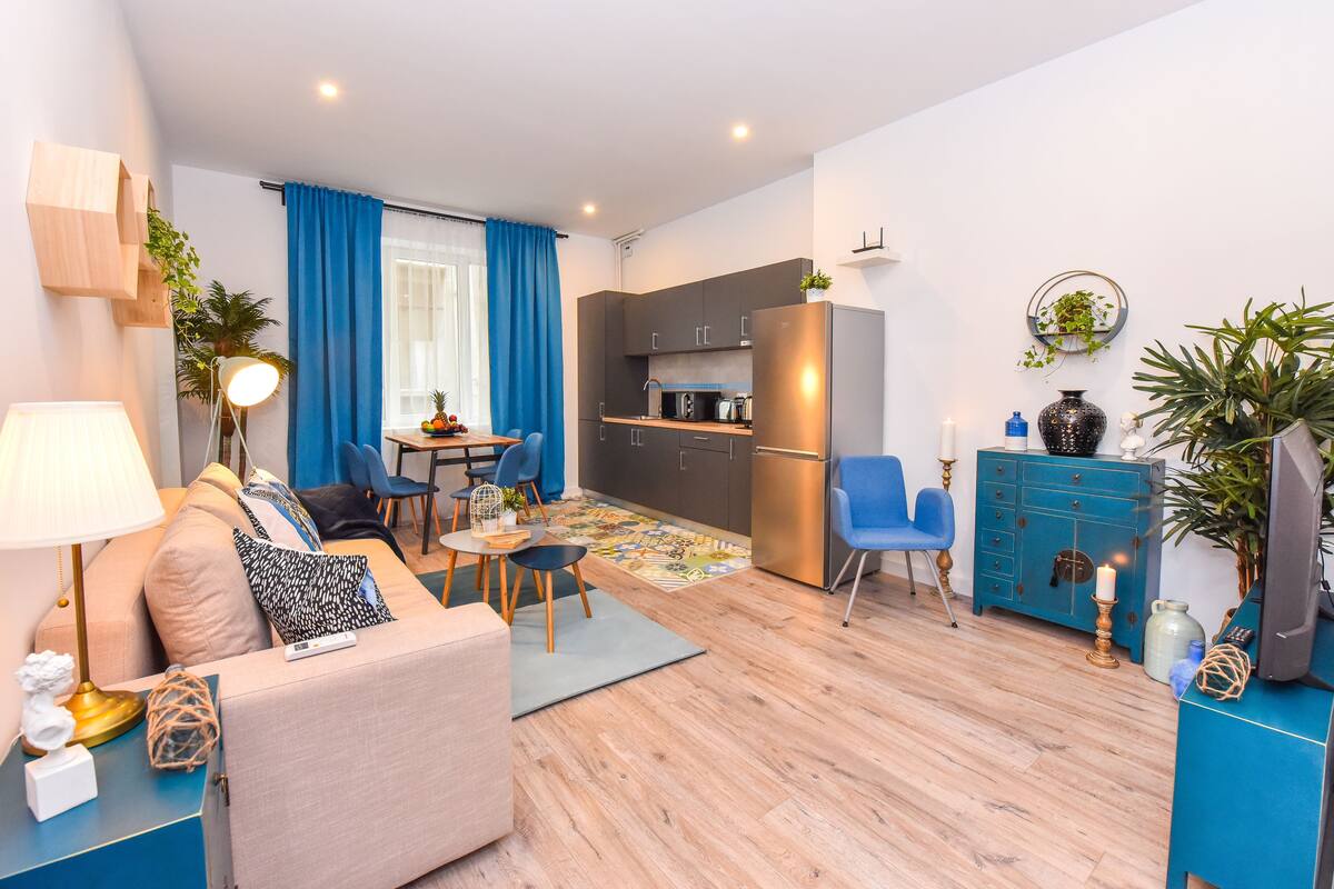 Apartamento conforto, 2 quartos, sacada, vista para o pátio | Área de estar | TV LED