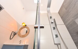 Cobertura exclusiva, 2 quartos, terraço, vista para o rio | Banheiro | Chuveiro, produtos de toalete grátis, secador de cabelo 