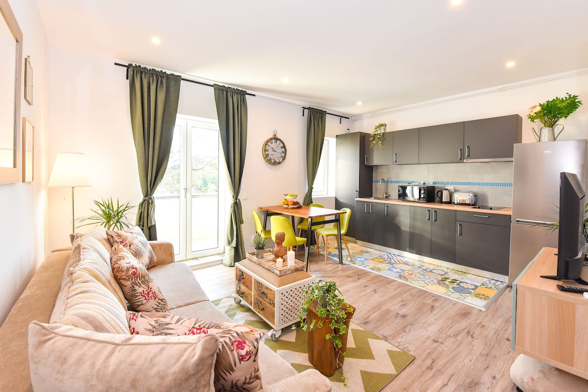 Apartamento luxo, 2 quartos, sacada, vista para o rio | Área de estar | TV LED