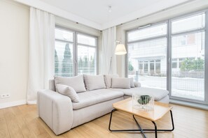 Apartamento luxo, 1 quarto | Sala de estar | TV