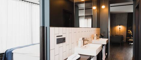 Suíte, vista para o porto (with Sauna & Gym Access) | Pia do banheiro