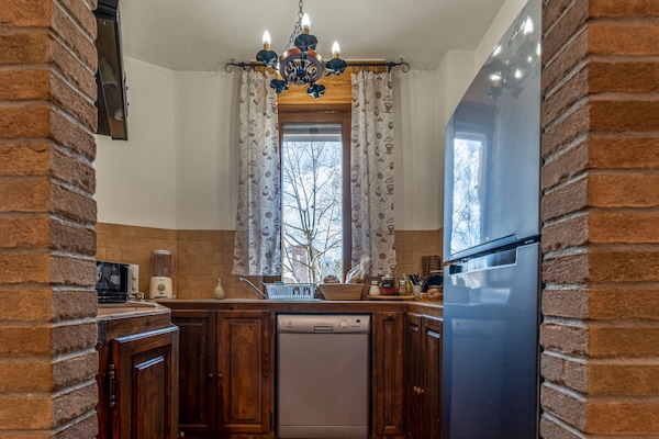 Geladeira grande, micro-ondas, cooktop, lava-louças