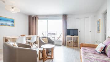 Apartamento, 2 quartos, terraço, vista para o mar (n° 802) | Área de estar | TV de tela plana 15 polegadas com canais digitais