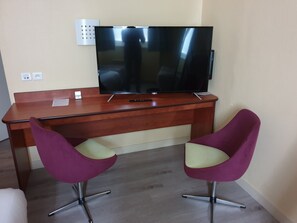 Quarto Duplo Superior | Com decoração personalizada, com mobília individualizada, secretária 