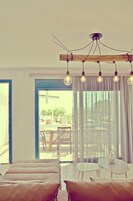 Villa de Luxo, 1 quarto, vista parcial para o oceano | Sala de estar | TV de ecrã plano, leitor de DVD 