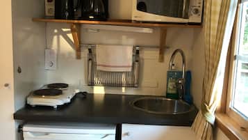 Refrigerador em uma área comum, micro-ondas em uma área comum