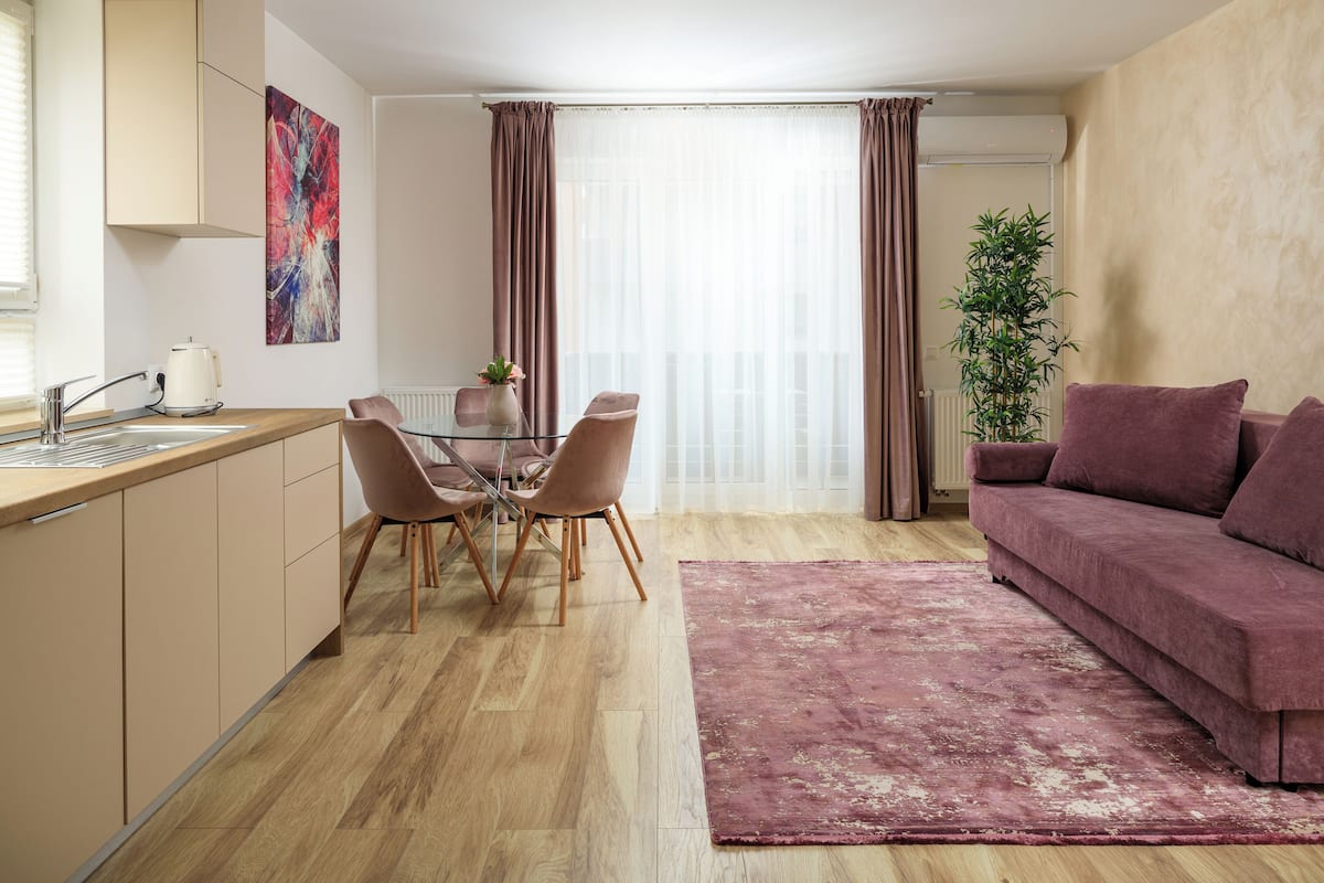Comfort Apartment (Gold) | Área de estar | TV de tela plana 40 polegadas com canais a cabo, TV